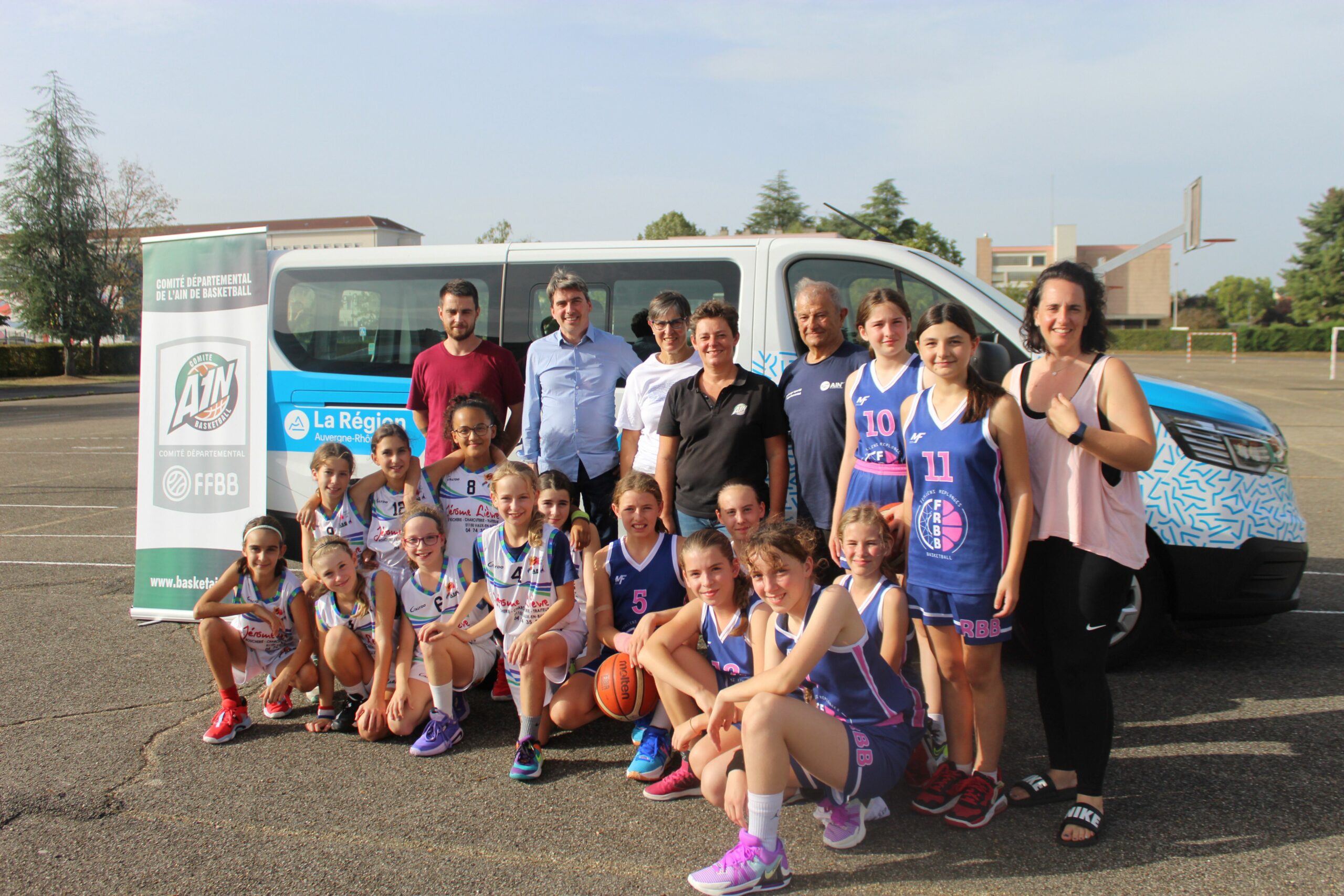 Remise officielle du mini bus – basketain